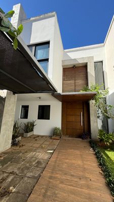 ALQUILO CASA PAREADA BARRIO CARMELITAS/LAS LOMAS ZONA RESIDENCIAL . Ref #U6E7C8 - infocasas.com.py