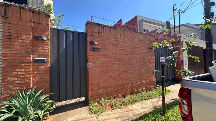 ALQUILO CASA ESPACIOSA CON HERMOSO JARDIN EN BARRIO JARA . Ref #A645DF - infocasas.com.py