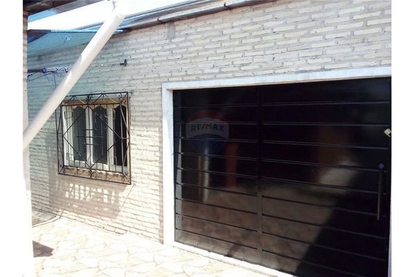 ALQUILO HERMOSA CASA SOBRE LA CALLE MIRAFLORES, SAN LORENZO. Ref #F2BEF2 - infocasas.com.py