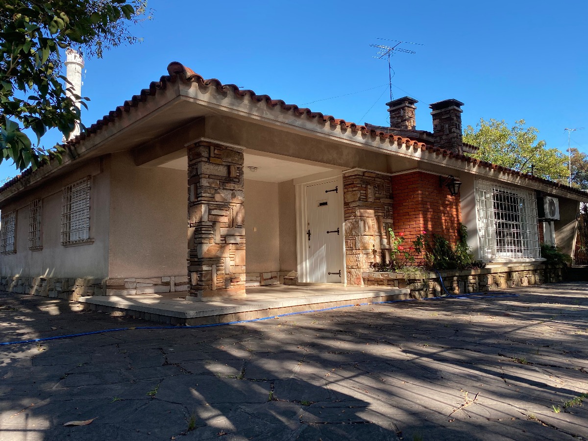 Oportunidad! Excelente Casa. Excelente Punto. Dueño Vende En Atlántida Sur. . Ref #VB0893 ...