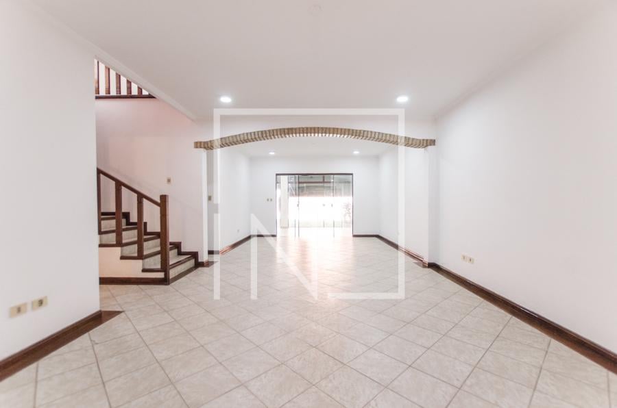 Alquilo casa en barrio Mburucuyá. Ref #Y0E1C9 - infocasas.com.py