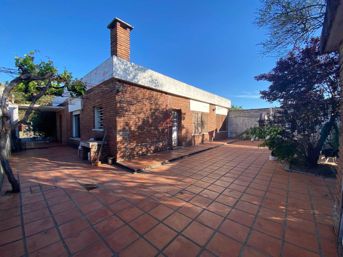 Hermosa Casa De 3 Dormitorios Amplio Fondo Y Frente. Ref #Q43F2A - infocasas.com.uy