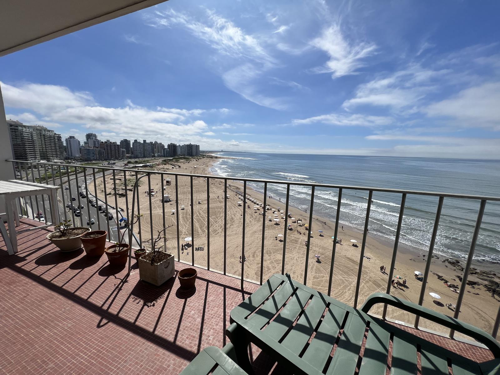 Apartamento frente al mar con terraza. Ref #A16415 - infocasas.com.uy