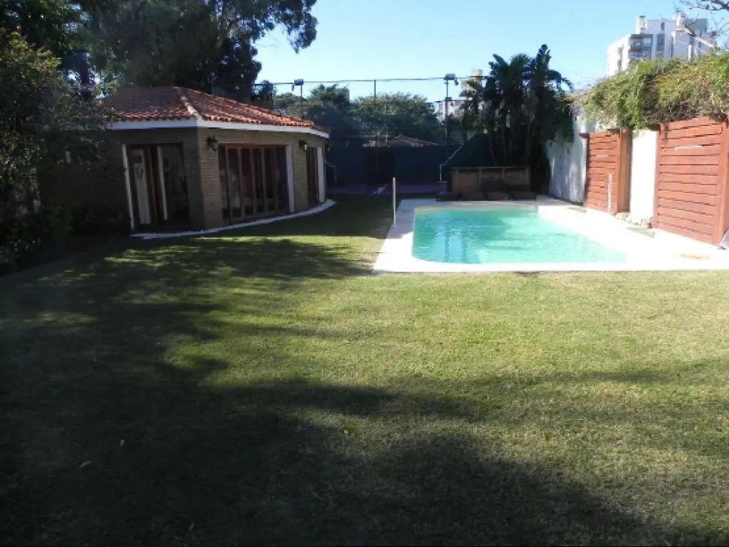 Casa de 3 dormitorios y dependencia de servicio, jardin, piscina, barbacoa. Ref #R50DC2