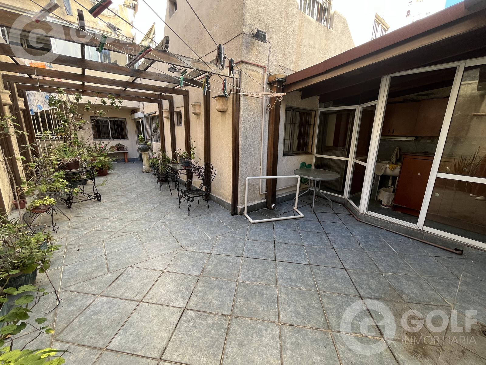 Venta apartamento 3 dormitorios mas servicio con parrillero, patio y garaje en Pocitos.. Ref # ...
