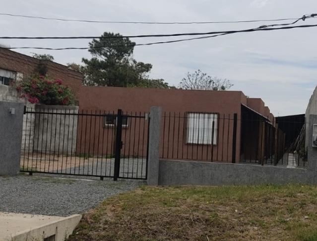 ALQUILER DE CASA TIPO TRIPLEX DE 2 DORMITORIOS EN LAGOMAR SUR. Ref #DD0771 - infocasas.com.uy