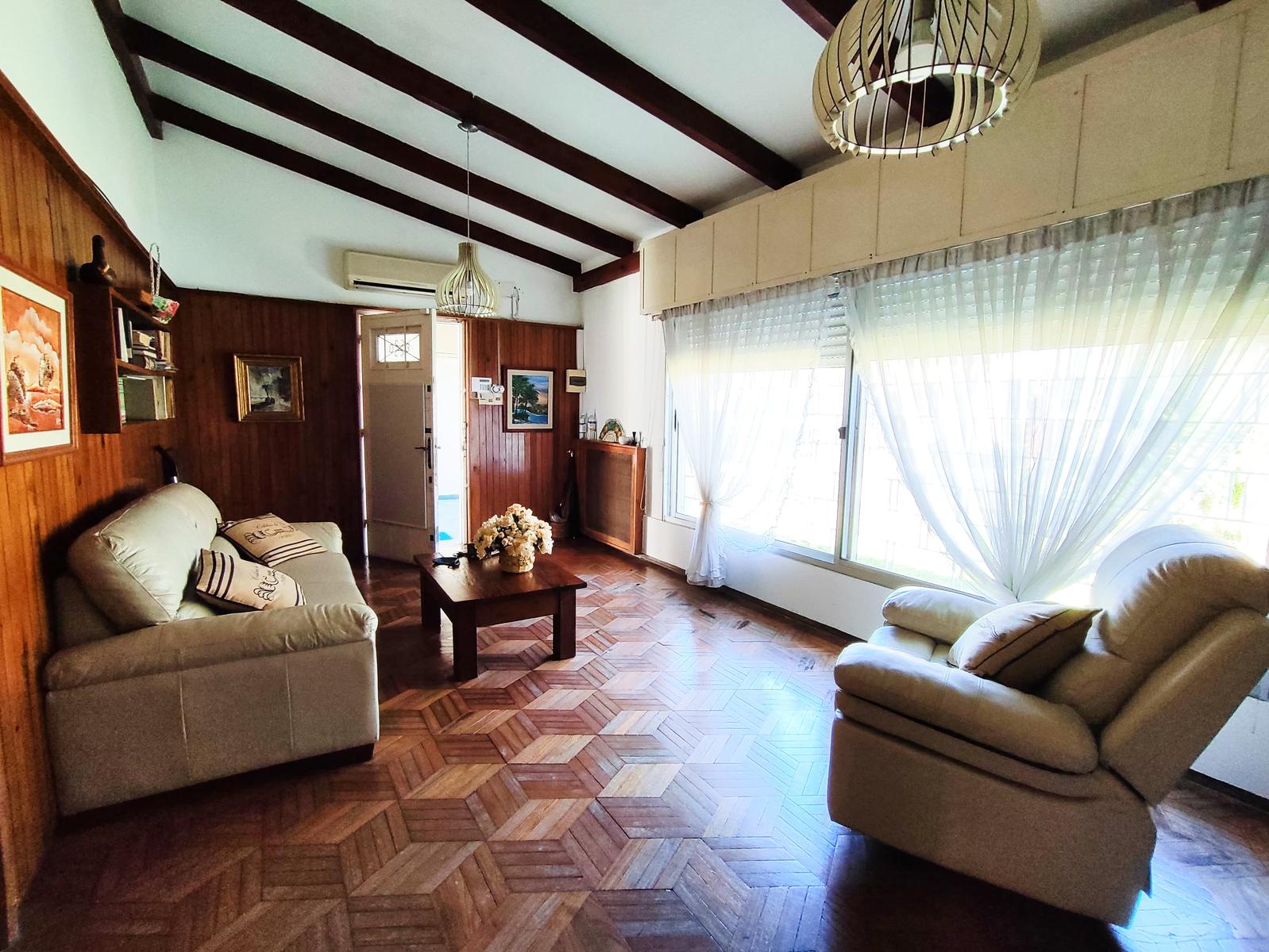 Venta Casa de 3 dormitorios en Punta Gorda con piscina, fondo verde, parrillero, garage.. Ref # ...