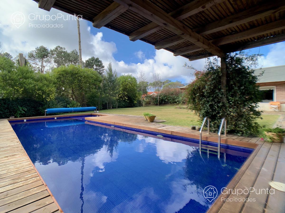 Casa con piscina climatizada en barrio privado Punta del Este - La Arbolada. Ref #JE30FA ...