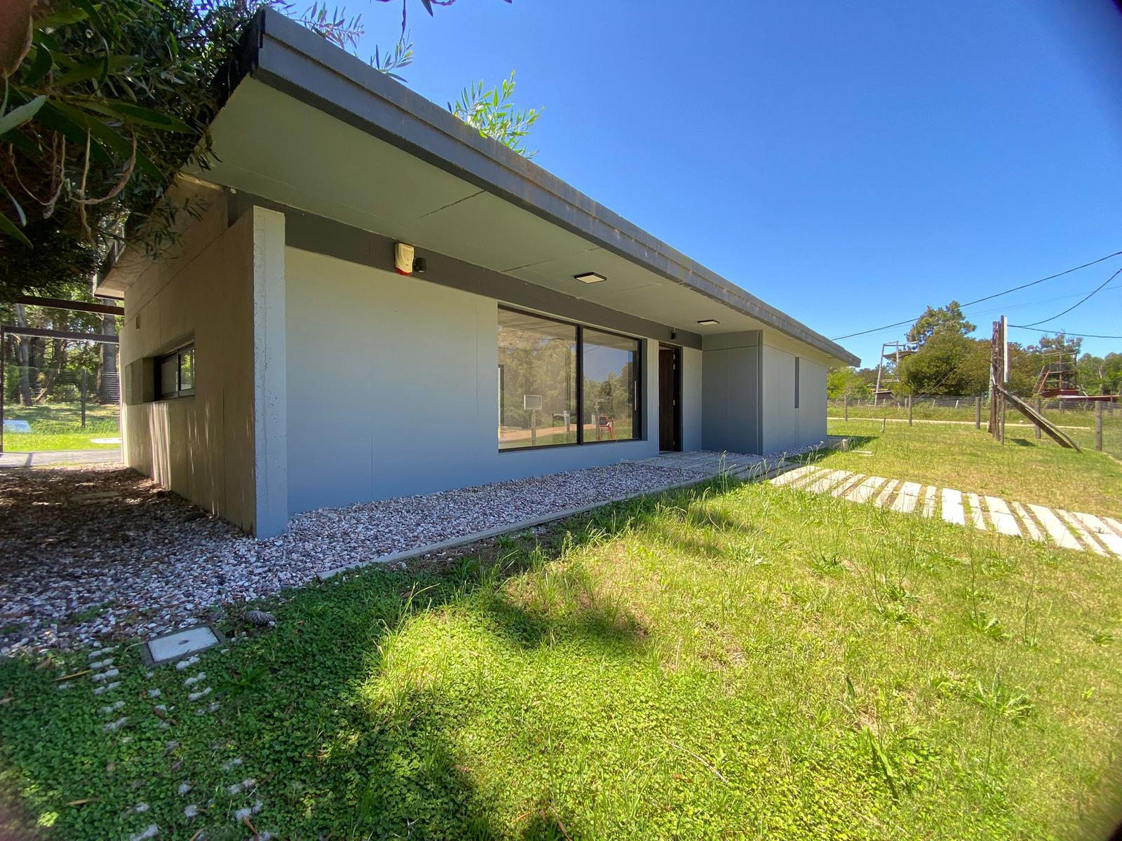 Venta Casa 3 dormitorios 2 baños a estrenar en Punta Colorada, Piriápolis. Ref #B76D13