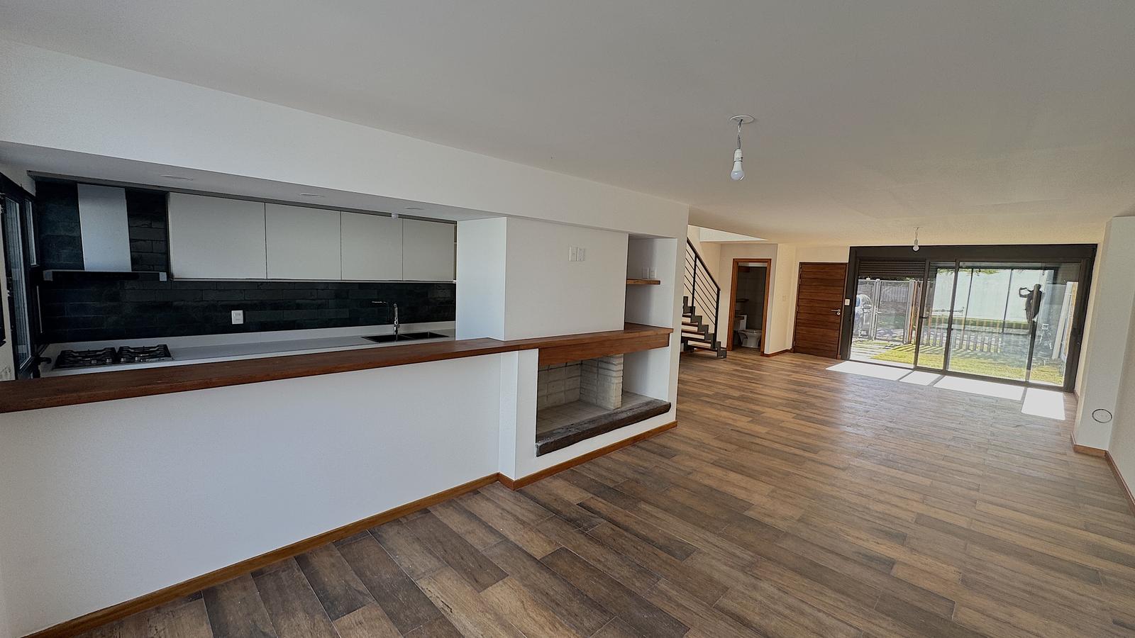 Casa Venta 3 Dormitorios Escritorio Fondo Parrillero.. Ref #UC57A5