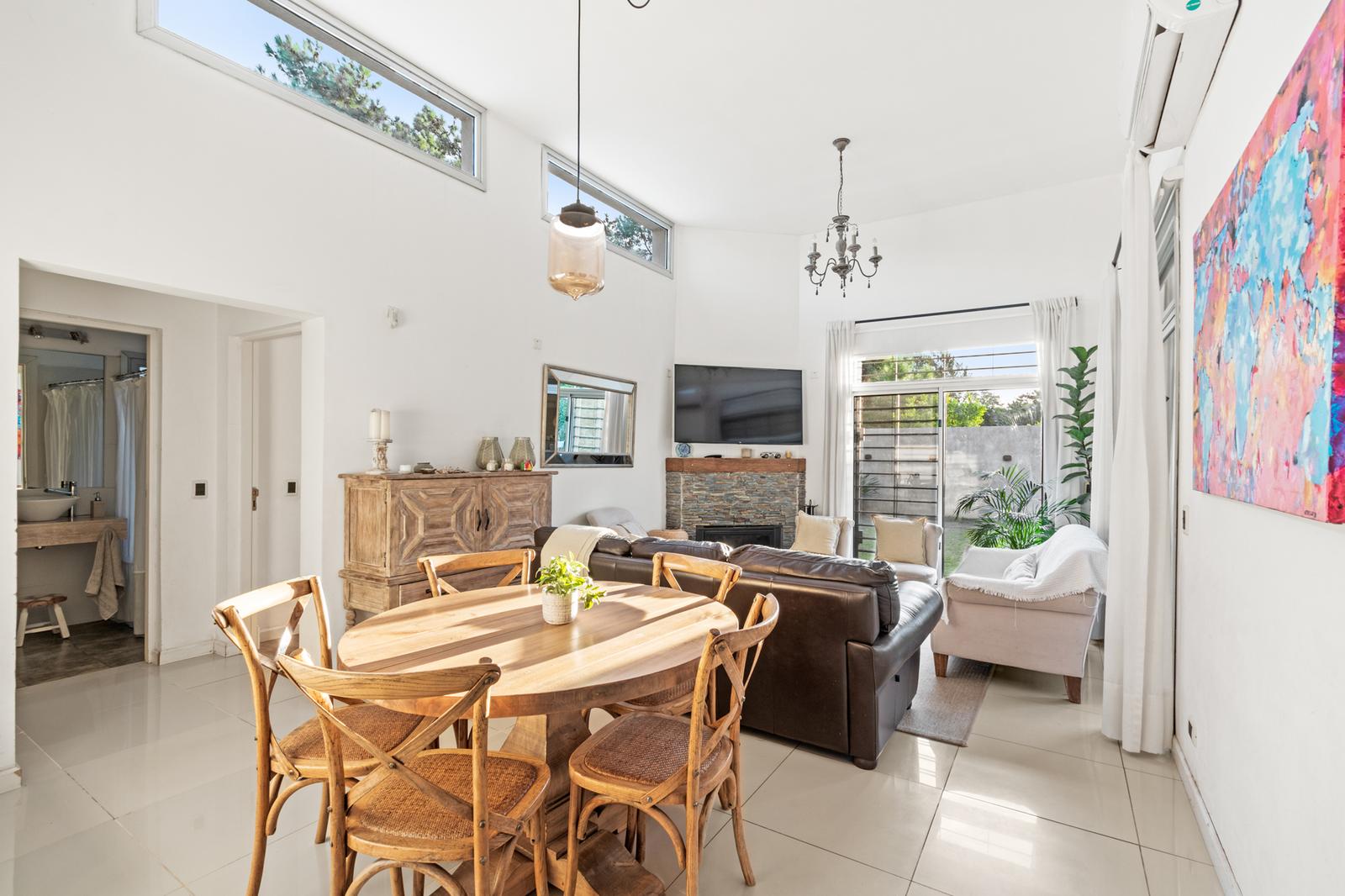 Venta casa 3 dormitorios 2 baños, garage, piscina climatizada en El Pinar. Ref #GCF507