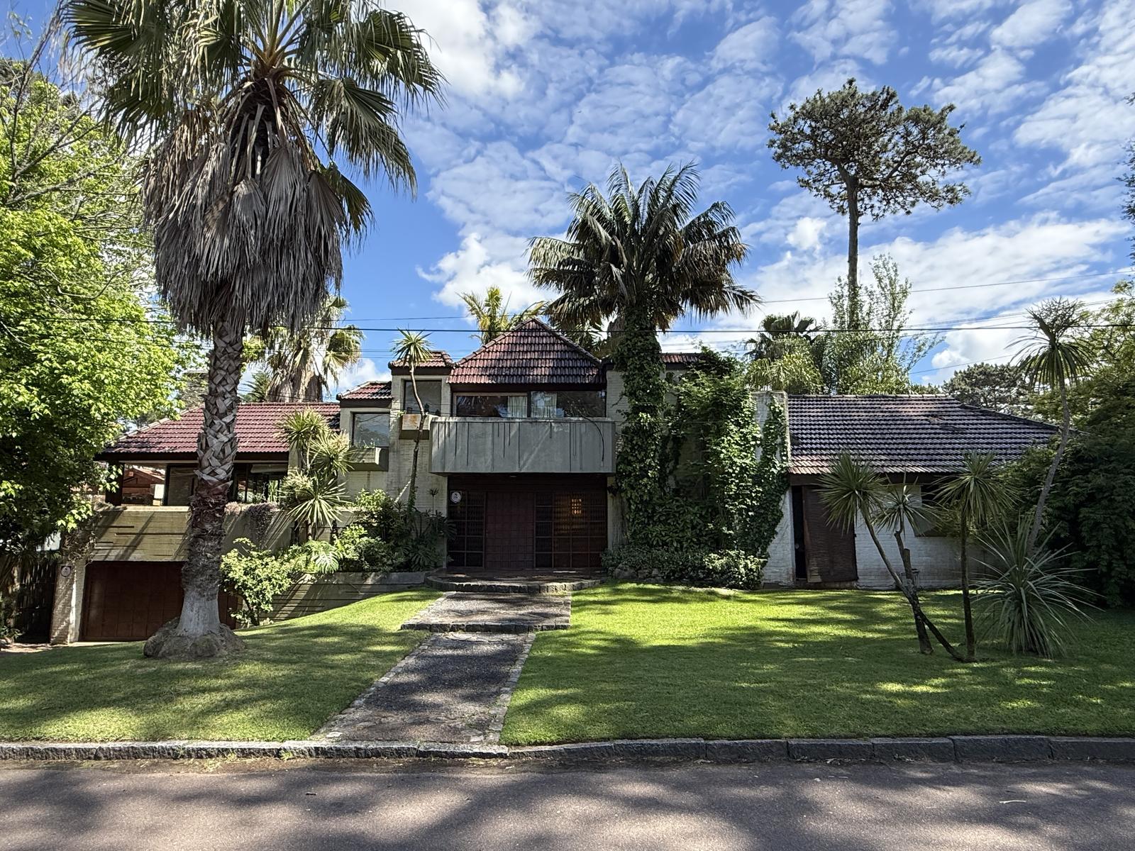 Casa en Playa Mansa. Ref #B5F194